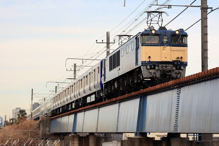 (2/14)E235系配給を鶴見川で | TRAVAIR Railway Photograph